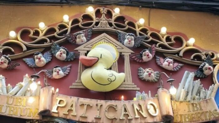 Iglesia Patólica rinde culto a los patitos de goma amarillos