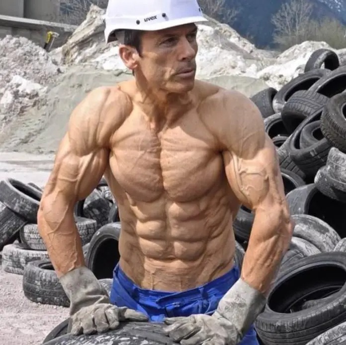 Tiene 54 años y es considerado el hombre más musculoso del mundo