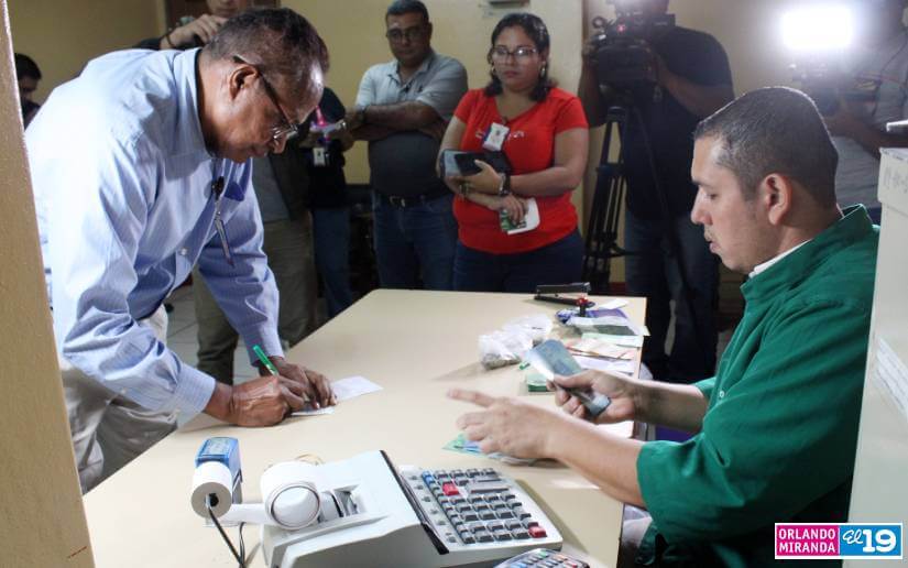 Trabajadores del MITRAB reciben su aguinaldo
